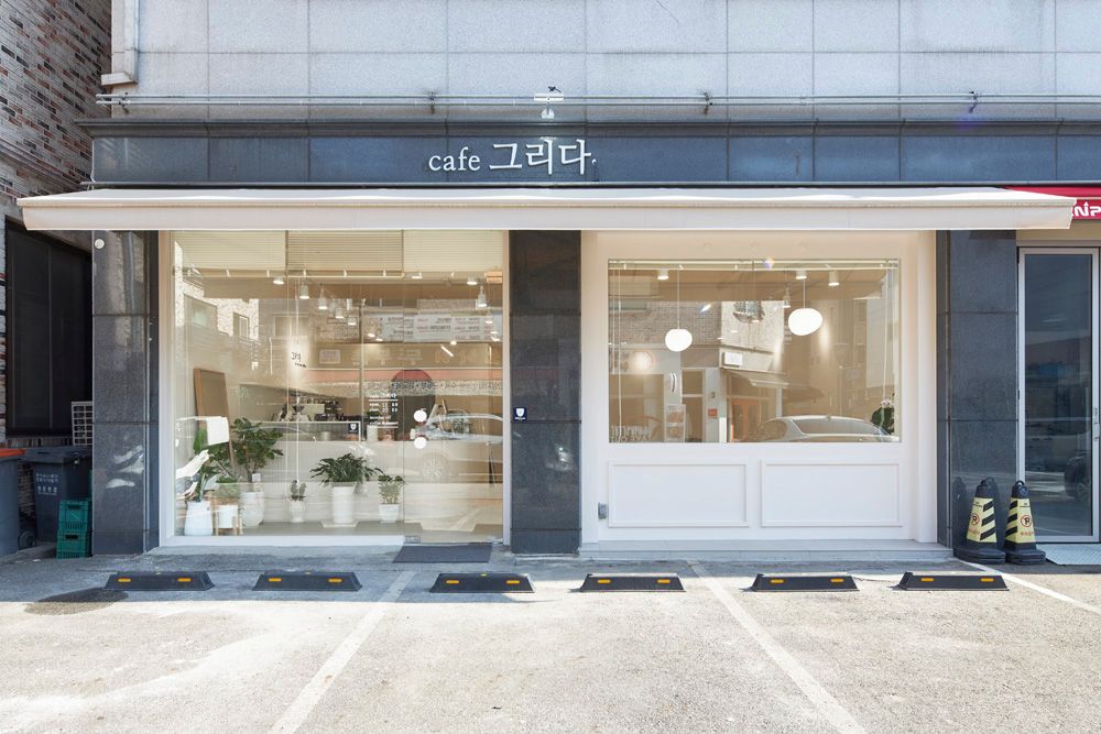 웨인스코팅 몰딩 적용한 고급스러운 분위기 카페 익스테리어 디자인
