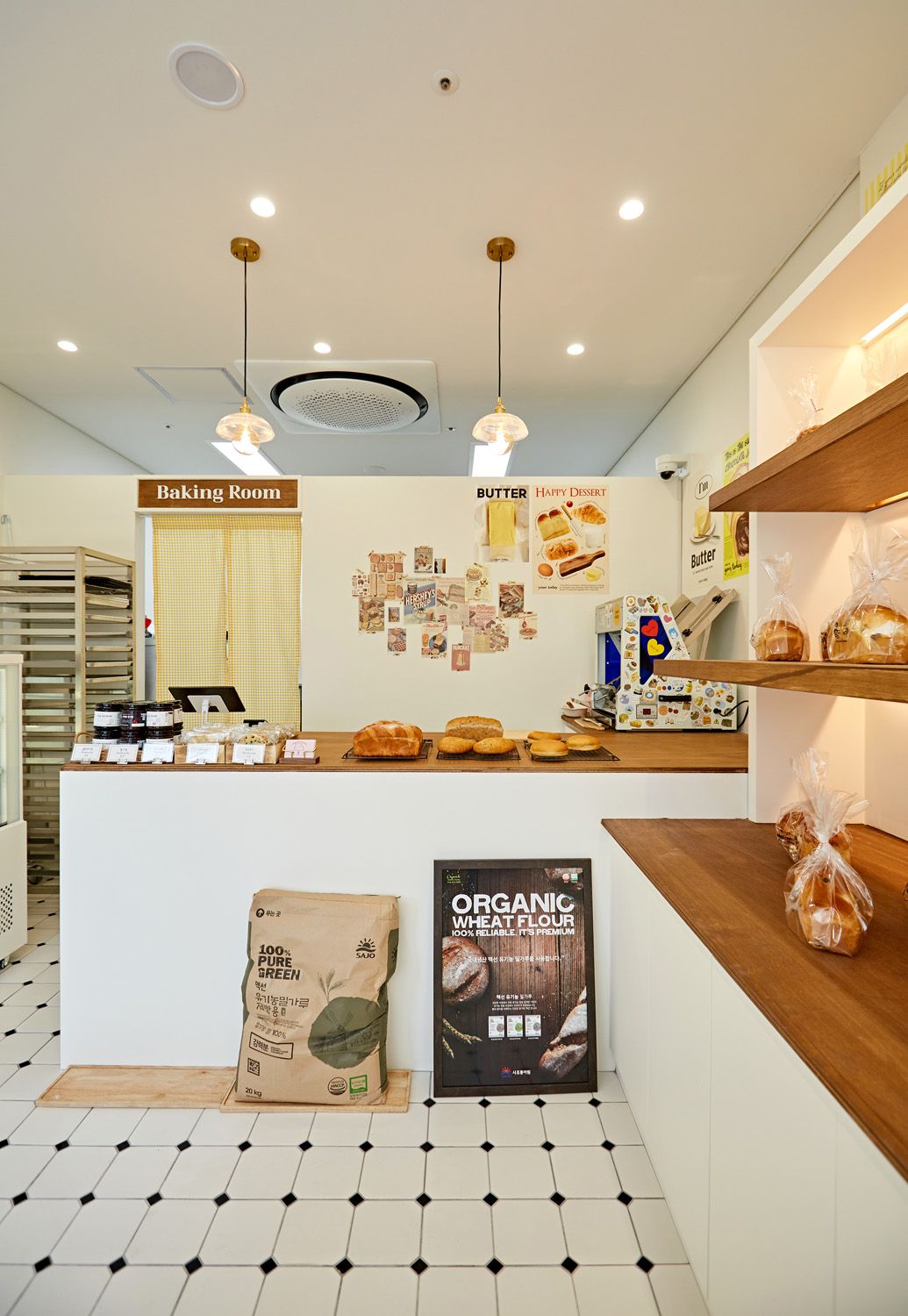 10평대 소형 평수 깔끔한 디자인의 개인 빵집 인테리어 사진 모음